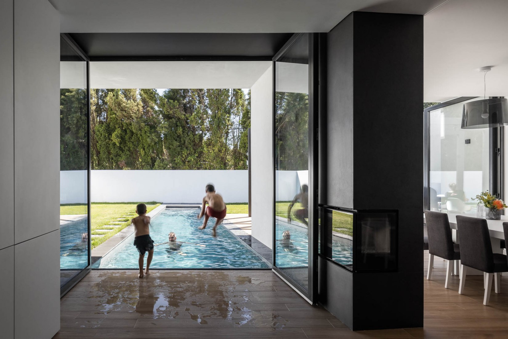 From the inside to the outside in one jump. Diagonal House by Frari ...