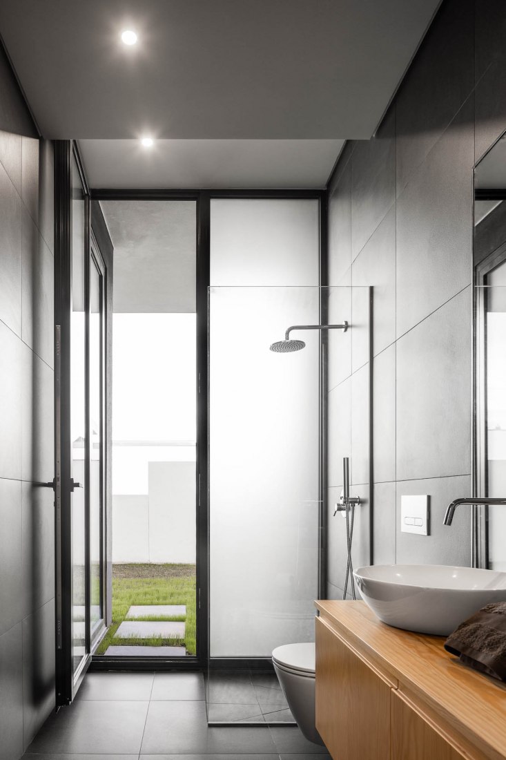 From the inside to the outside in one jump. Diagonal House by Frari ...