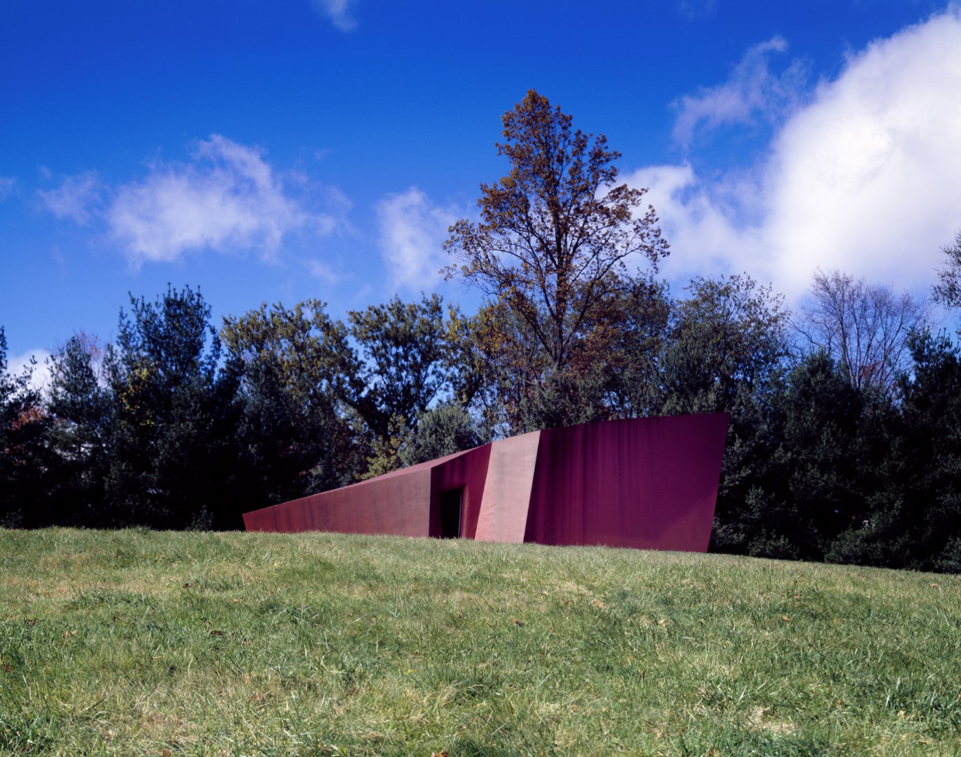 Desmaterialization of the wall: The Glass House | The Strength of ...