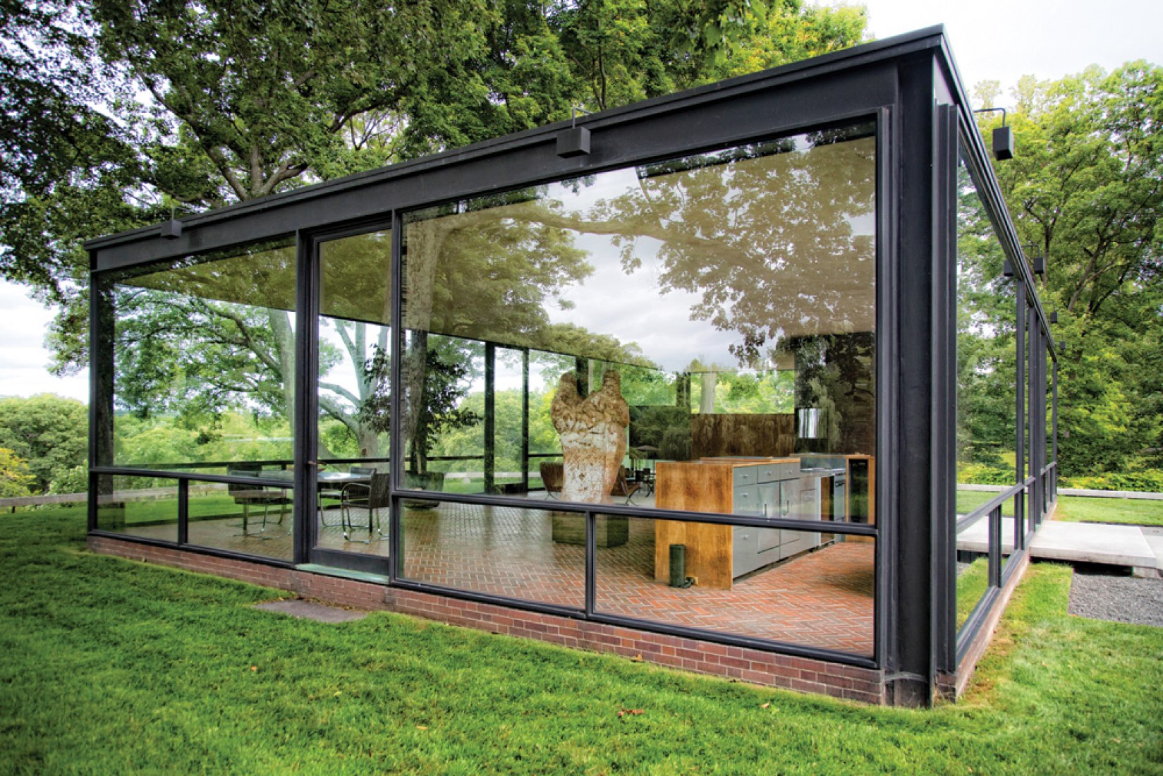 Desmaterialization of the wall: The Glass House | The Strength of ...