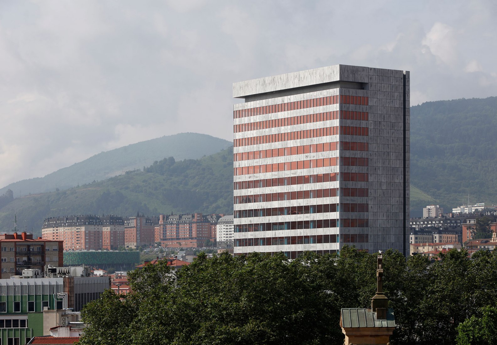Una rehabilitación singular. Reforma de la Torre Bizkaia por Gonzalo ...