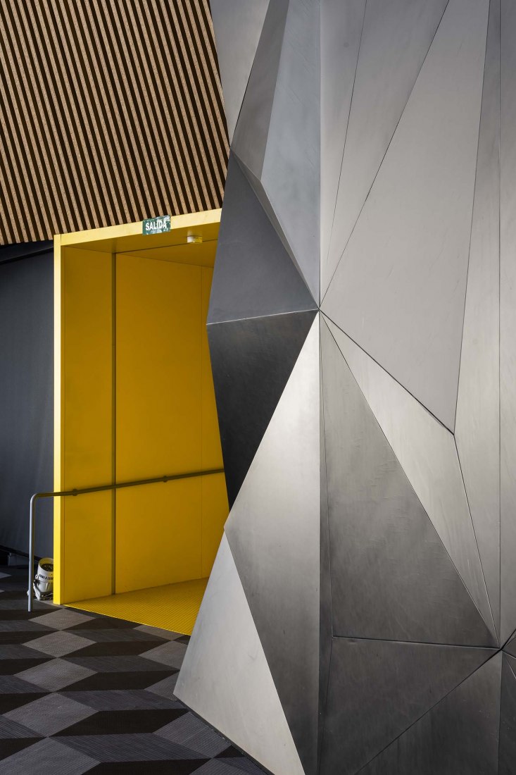 Oficinas con un revestimiento tridimensional. Torre Azca por Grupo ...