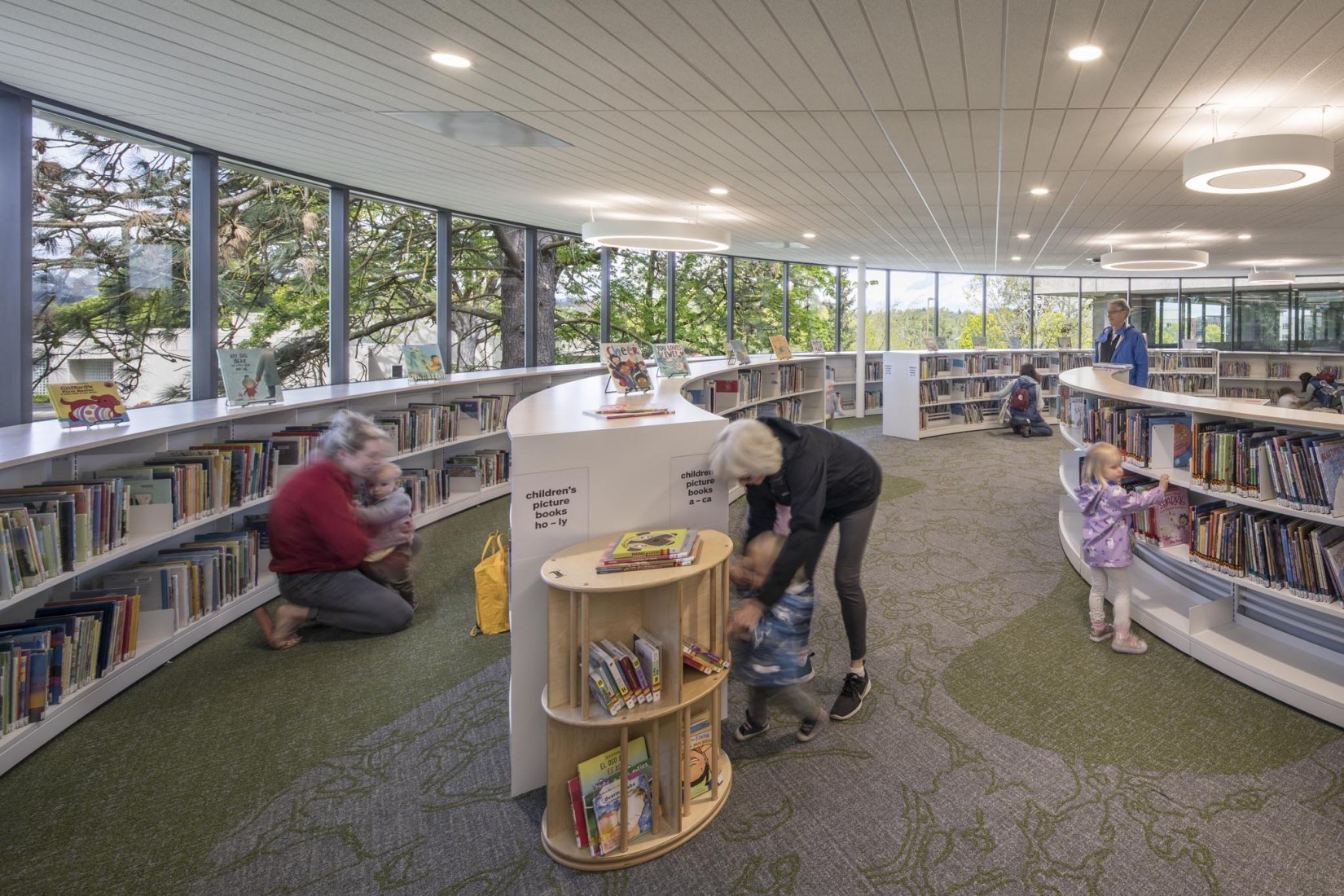 Reinterpretando el brutalismo de los 70. Renovación de la Biblioteca ...