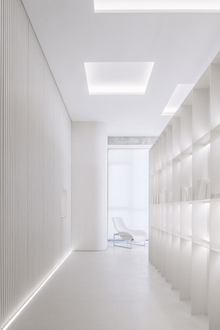Un amplio espacio blanco. In Between por DESIGN APARTMENT | Sobre ...