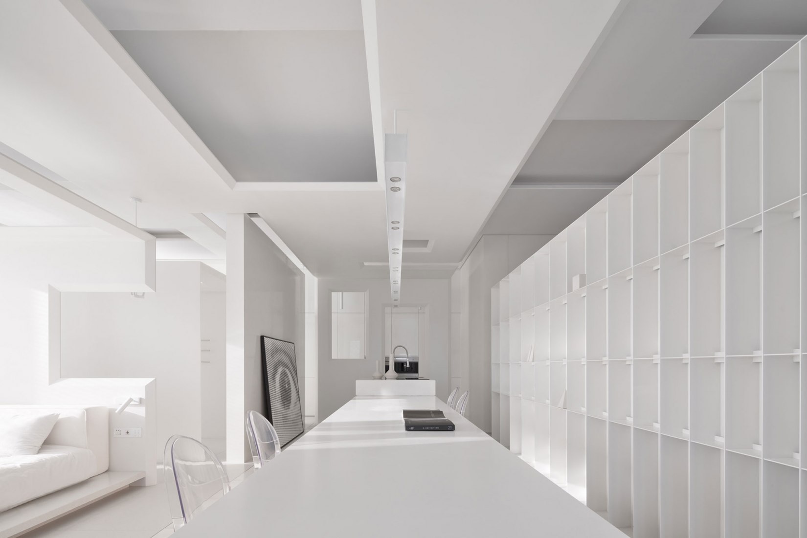 Un amplio espacio blanco. In Between por DESIGN APARTMENT | Sobre ...