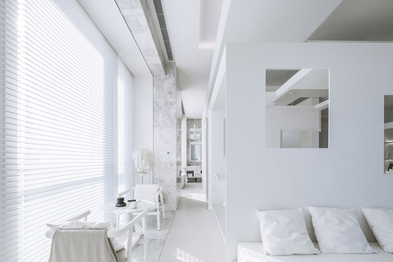Un amplio espacio blanco. In Between por DESIGN APARTMENT | Sobre ...