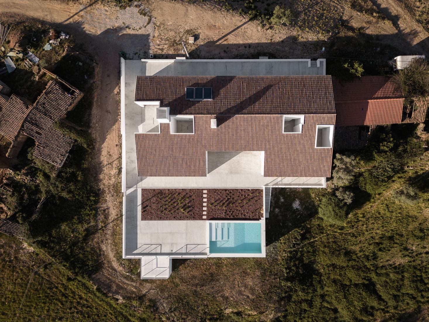 Beneficiarse del entorno sin imponerse. Casa de Campo Torquines de Cima ...