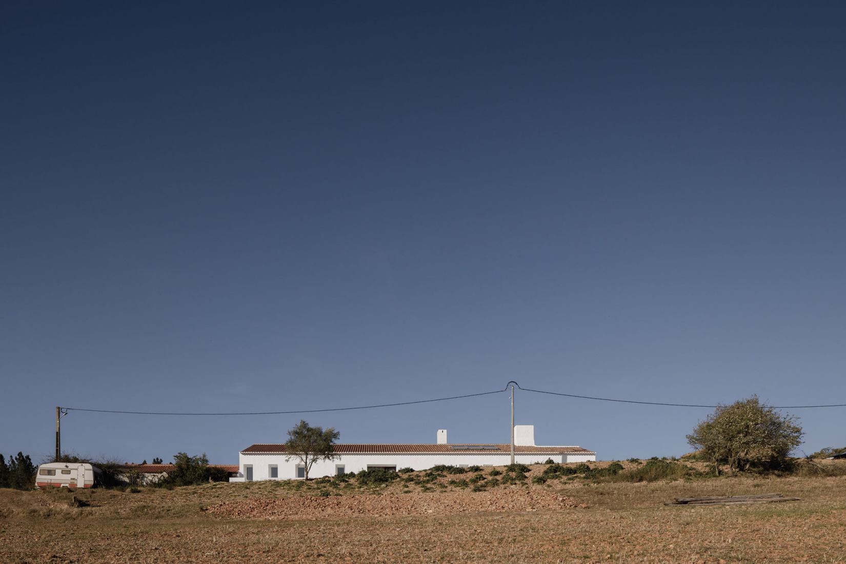 Beneficiarse del entorno sin imponerse. Casa de Campo Torquines de Cima ...