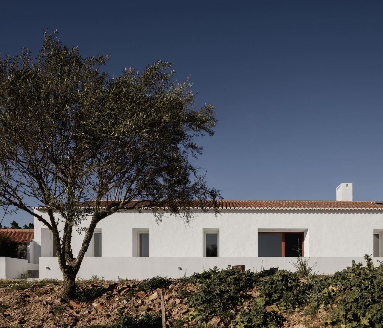 Beneficiarse del entorno sin imponerse. Casa de Campo Torquines de Cima ...