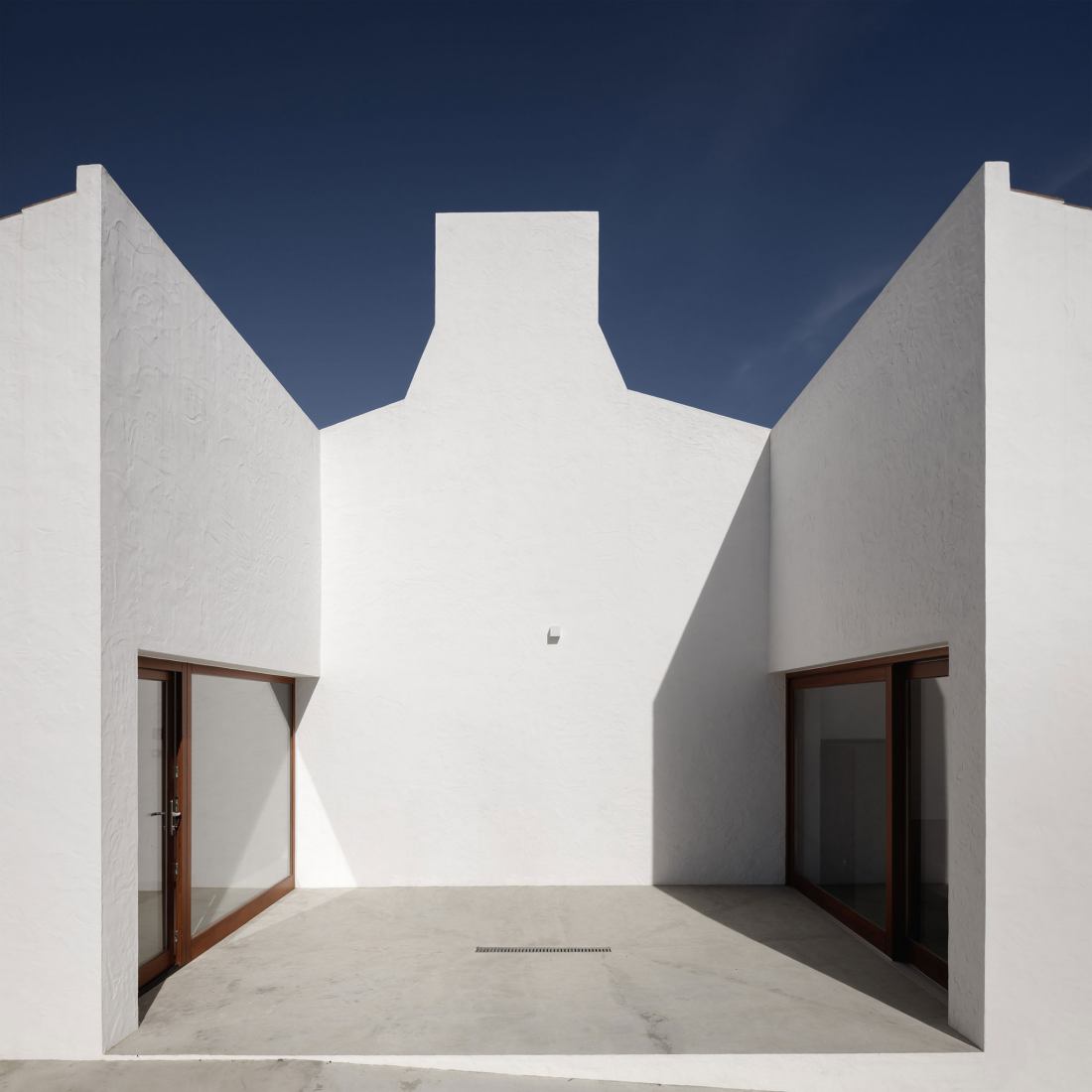 Beneficiarse del entorno sin imponerse. Casa de Campo Torquines de Cima ...