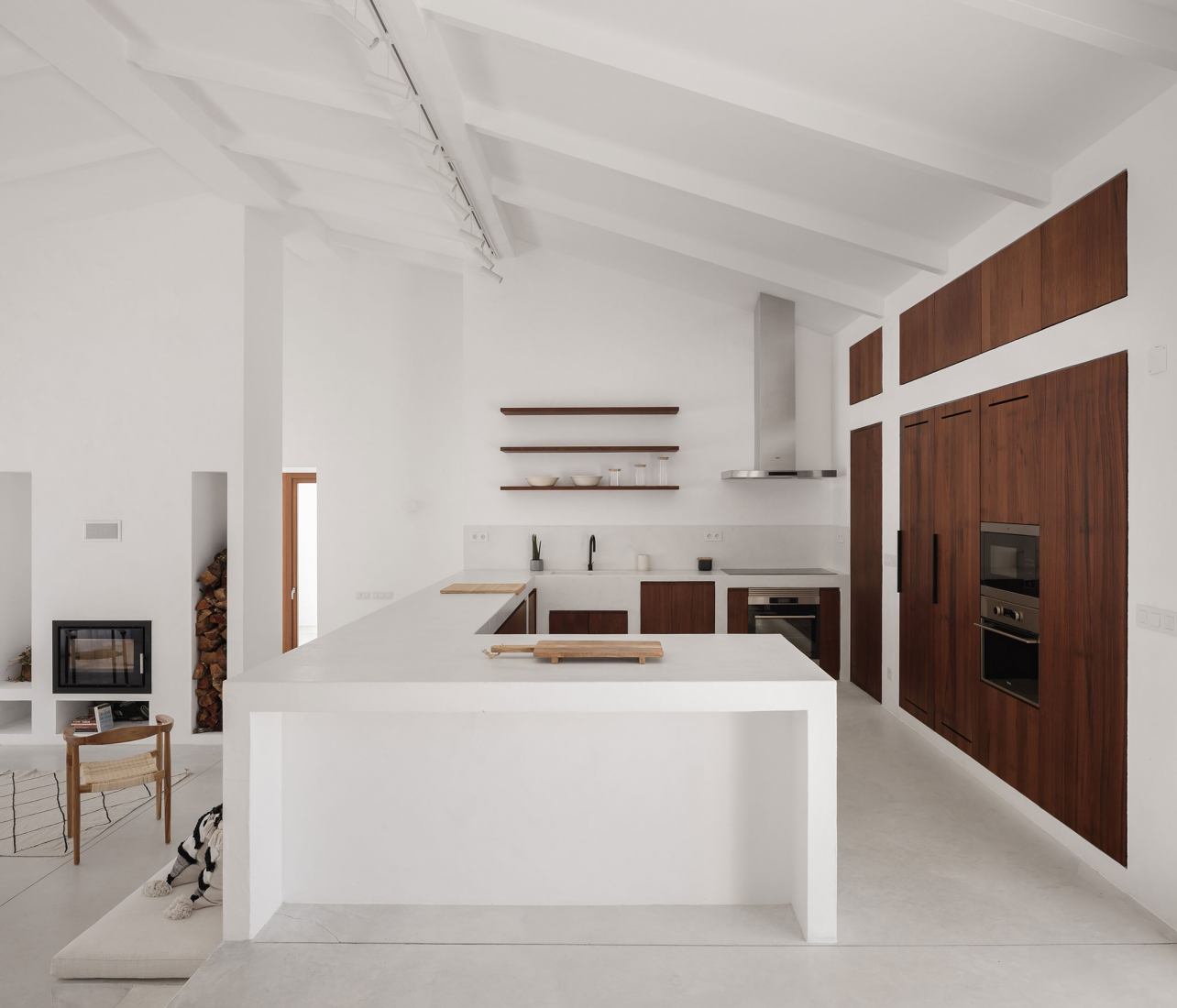 Beneficiarse del entorno sin imponerse. Casa de Campo Torquines de Cima ...