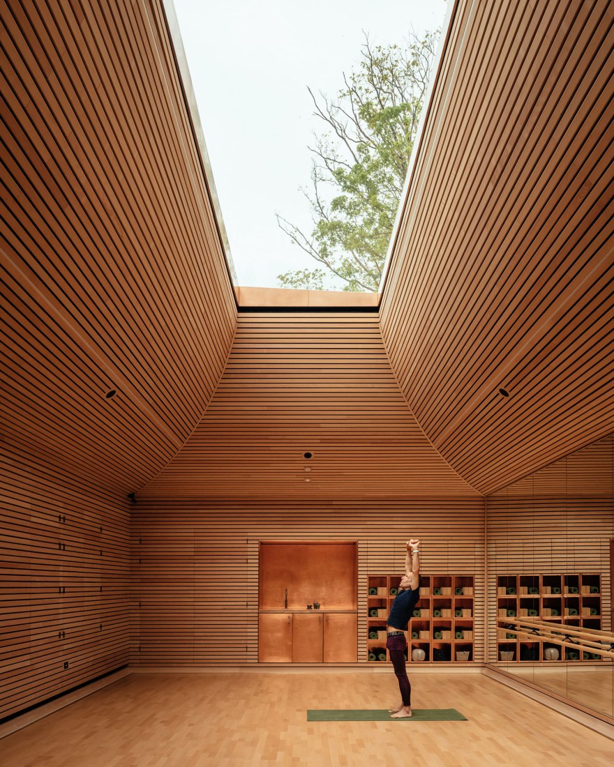 Un espacio bañado por la luz. Estudio de Yoga por Invisible Studio ...