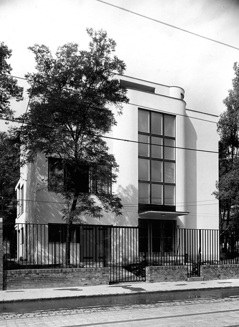 Villa for an opera singer. Renovation, Villa Walter Rozsi by József ...
