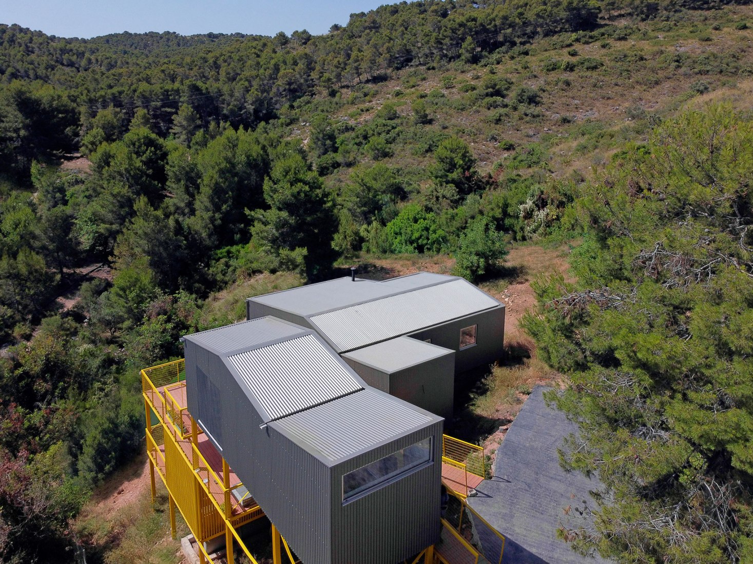 Una vivienda fragmentada sobre una pendiente. rNrH casa industrializada ...