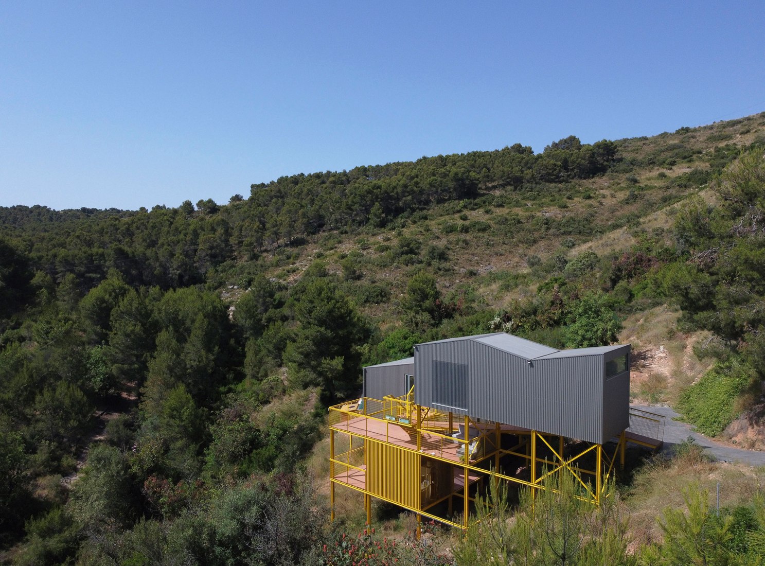 Una vivienda fragmentada sobre una pendiente. rNrH casa industrializada ...