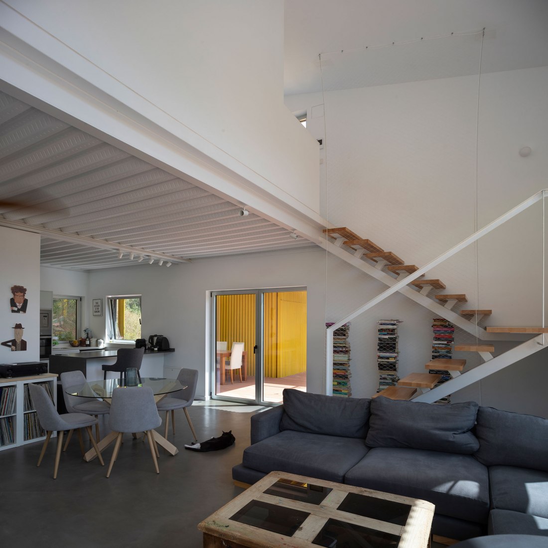 Una vivienda fragmentada sobre una pendiente. rNrH casa industrializada ...