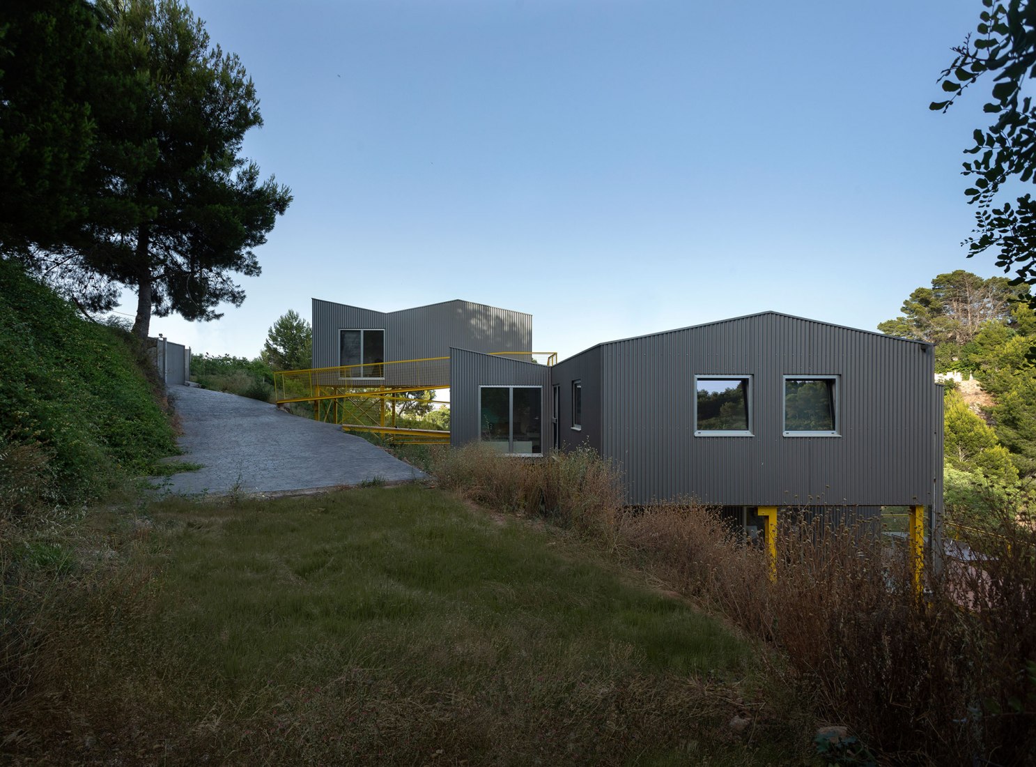 A fragmented house on a slope. rNrH industrialized home by Juan Marco ...