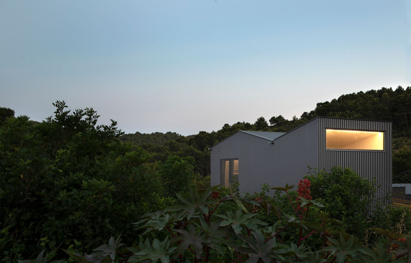 Una vivienda fragmentada sobre una pendiente. rNrH casa industrializada ...