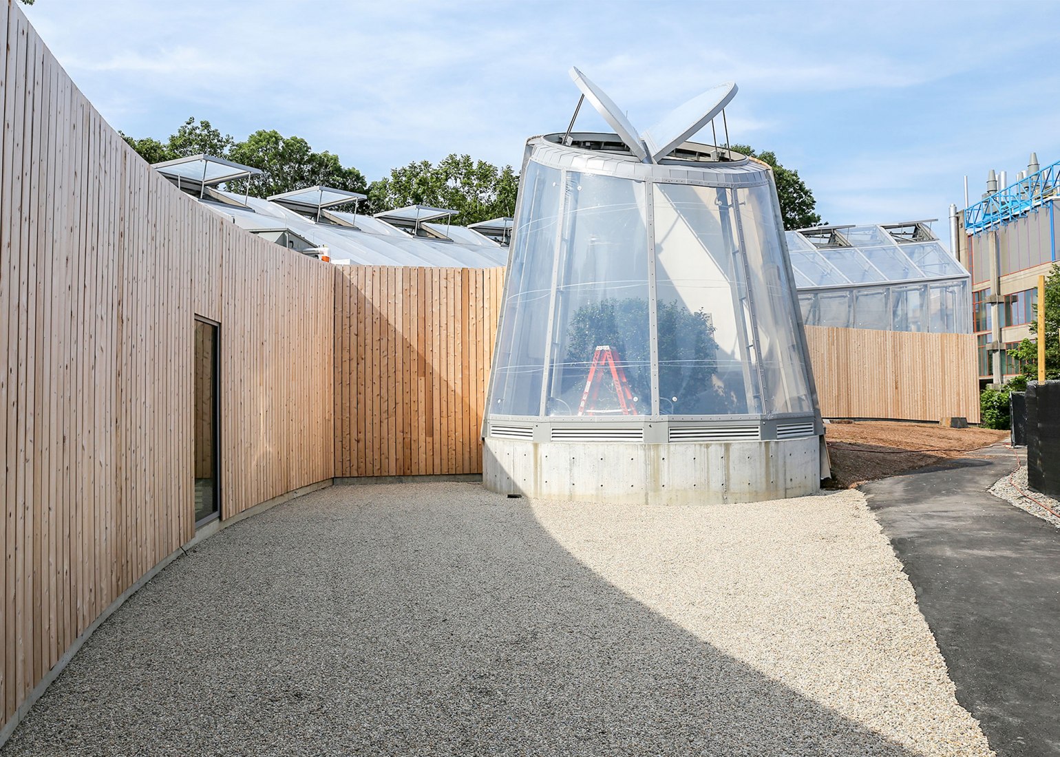 A curve that follows the Sun. Global Flora Conservatory by Kennedy ...