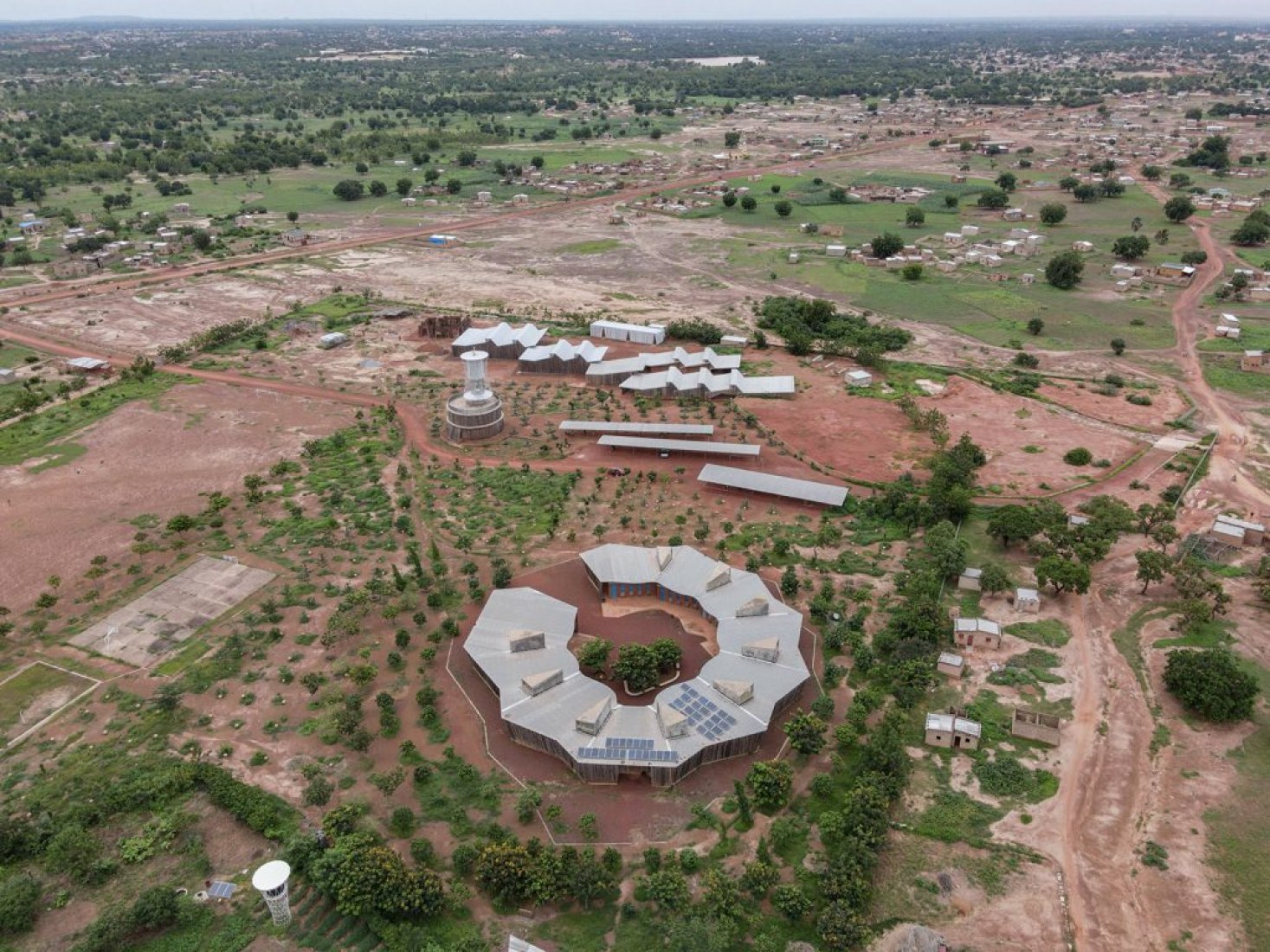 Hibridando técnicas constructivas. Instituto de Tecnología de Burkina ...
