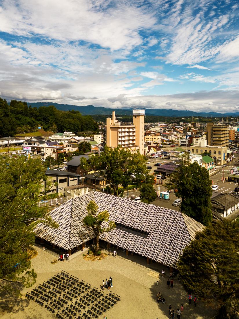In harmony with the surroundings. Aoi Shrine Grobe, National Treasure ...
