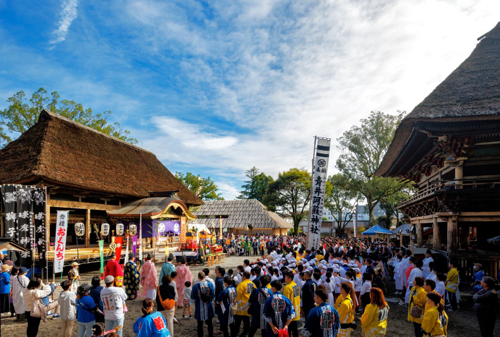 In harmony with the surroundings. Aoi Shrine Grobe, National Treasure ...