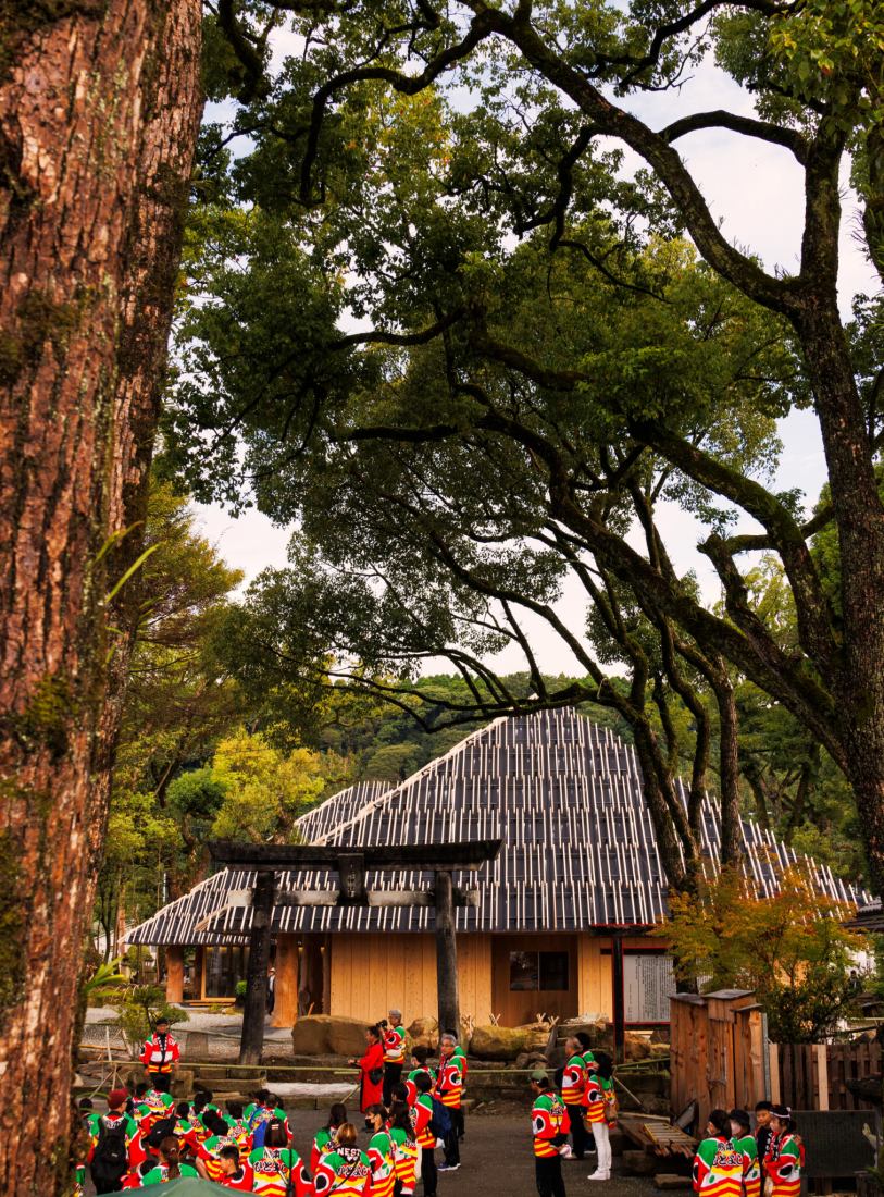 In harmony with the surroundings. Aoi Shrine Grobe, National Treasure ...