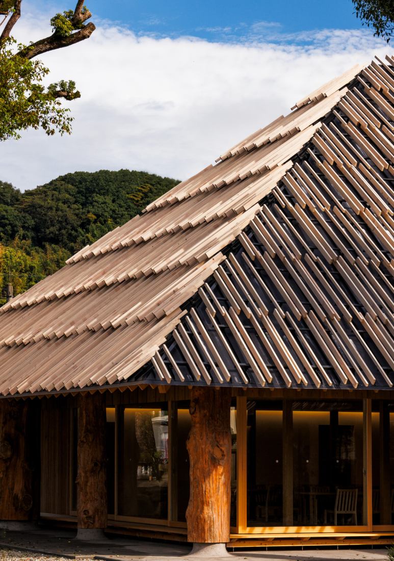 En armonía con el entorno material. Aoi Shrine Grobe, Salón Memorial ...