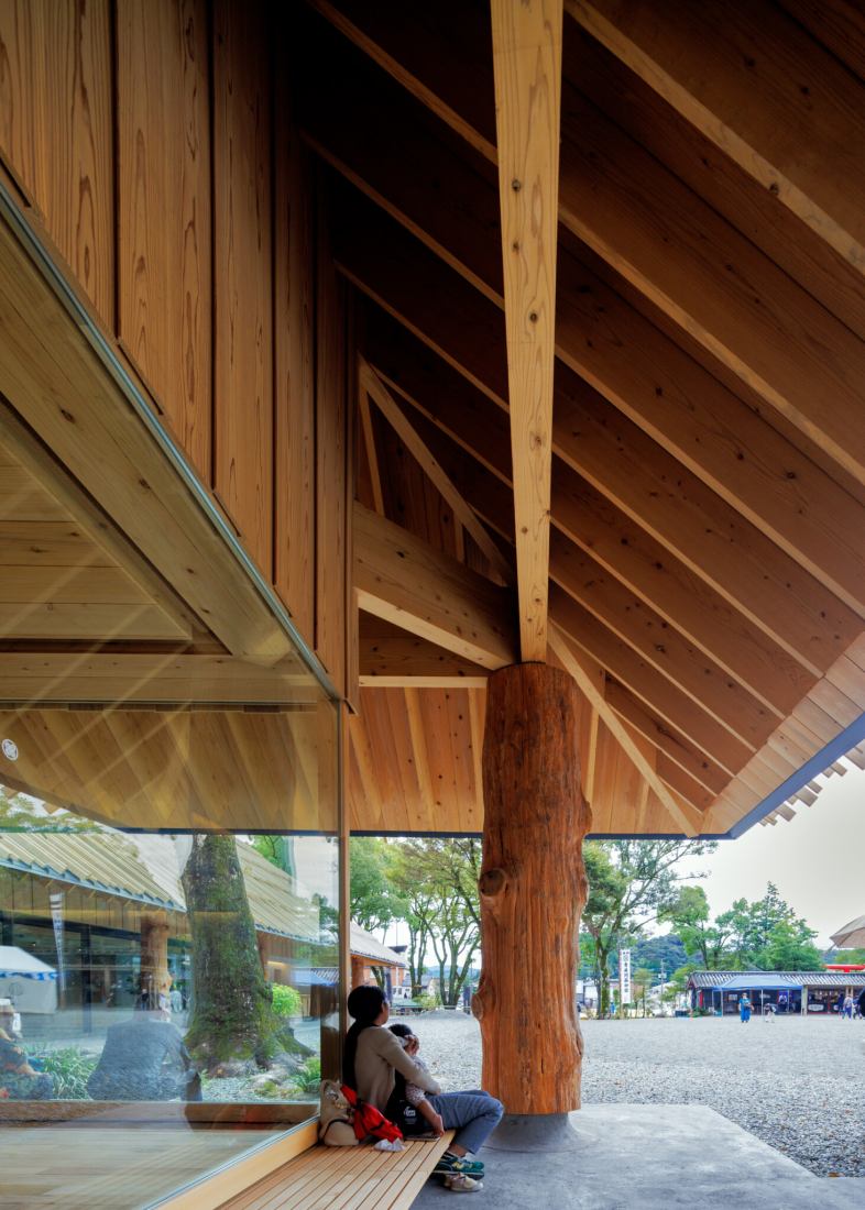 In harmony with the surroundings. Aoi Shrine Grobe, National Treasure ...