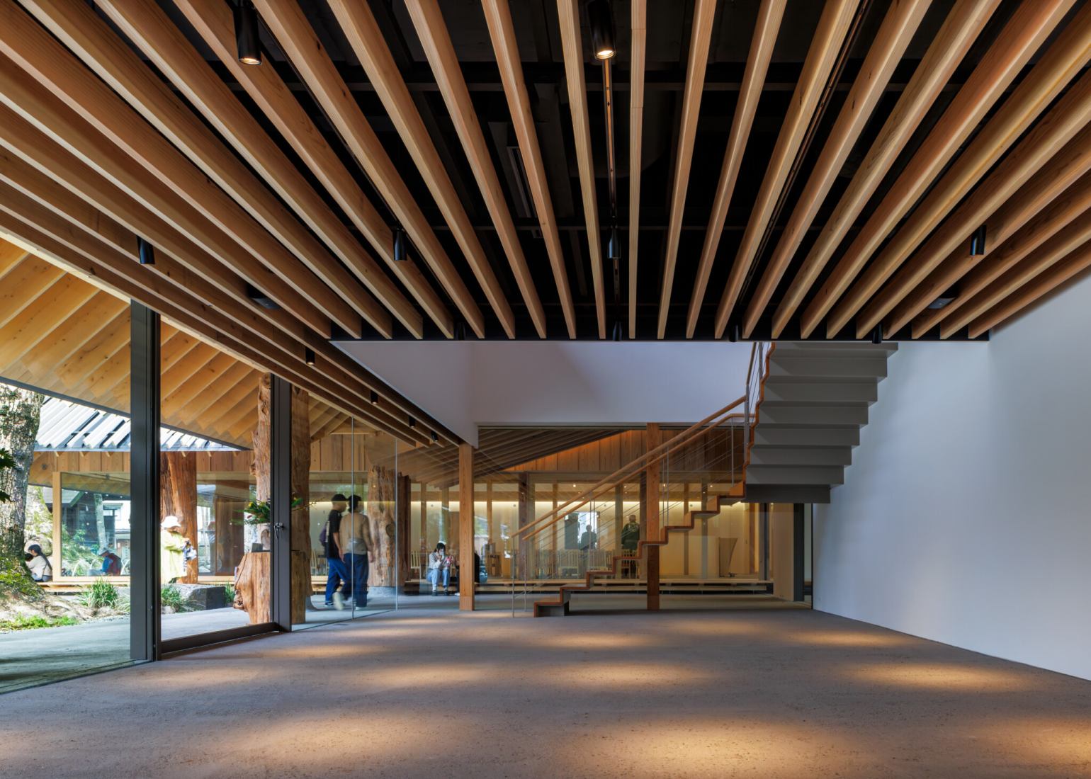 In harmony with the surroundings. Aoi Shrine Grobe, National Treasure ...