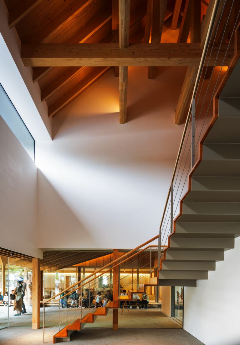 In harmony with the surroundings. Aoi Shrine Grobe, National Treasure ...