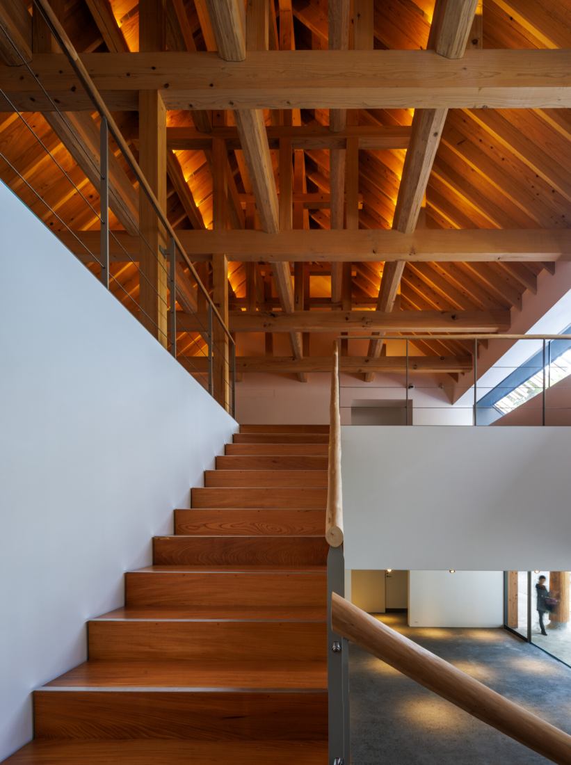 En armonía con el entorno material. Aoi Shrine Grobe, Salón Memorial ...