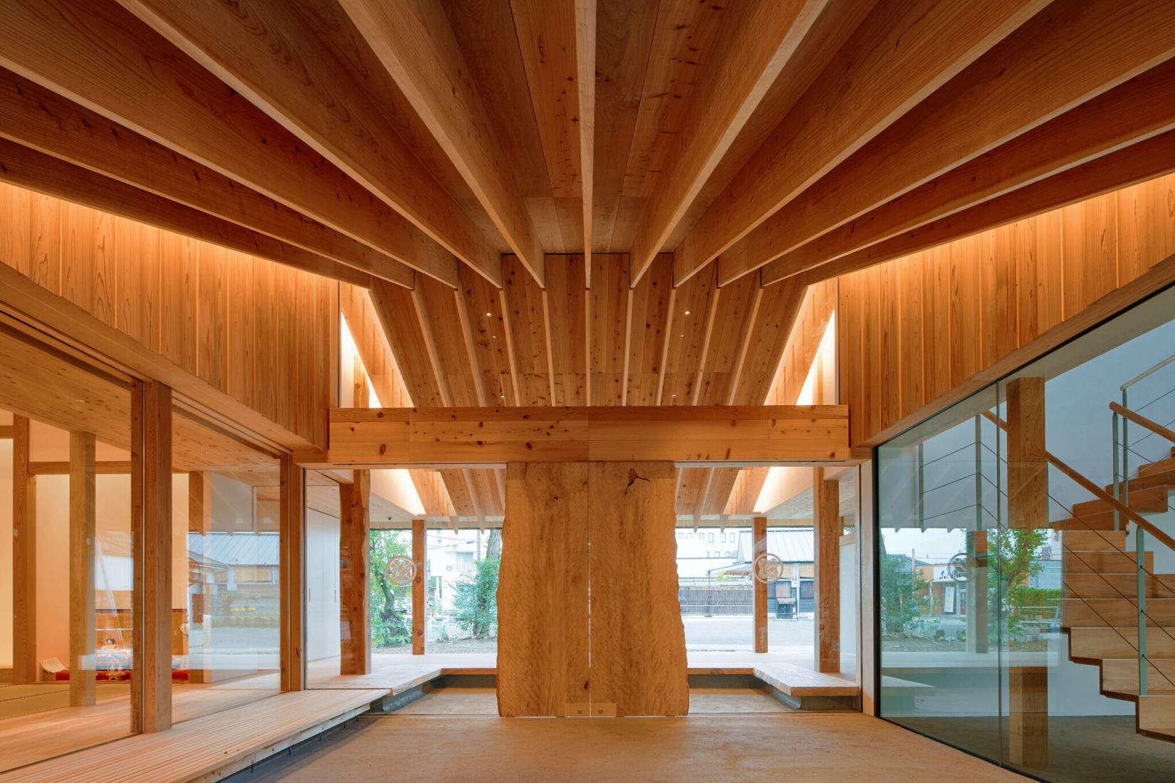 In harmony with the surroundings. Aoi Shrine Grobe, National Treasure ...