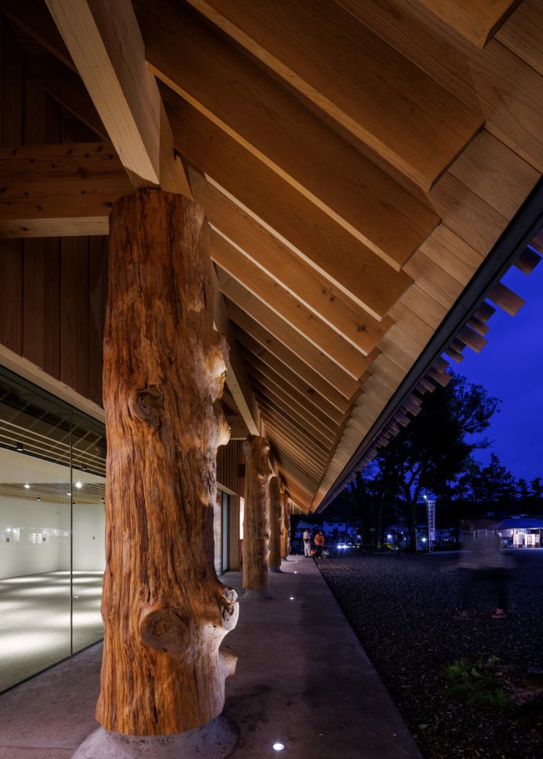 In harmony with the surroundings. Aoi Shrine Grobe, National Treasure ...