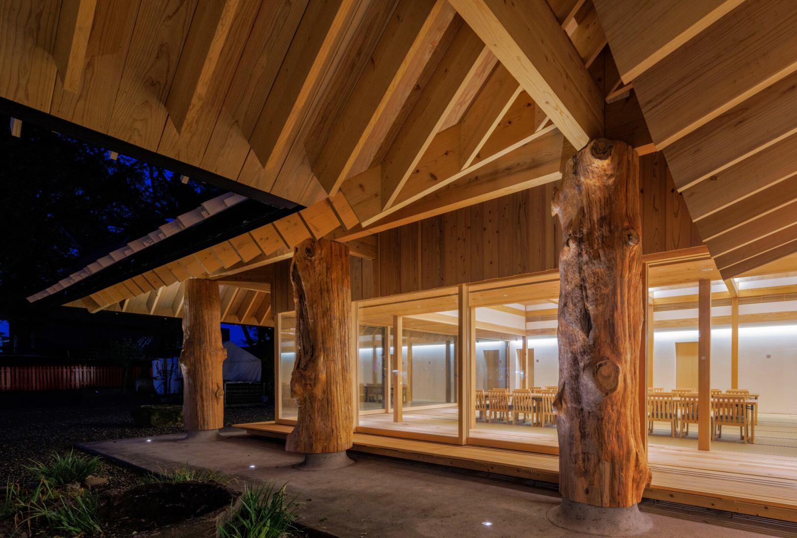 In harmony with the surroundings. Aoi Shrine Grobe, National Treasure ...