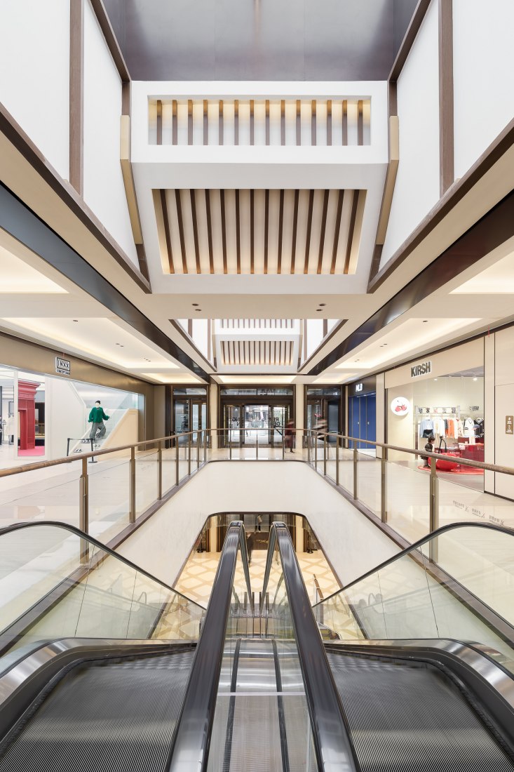 Heritage, culture and retail in an "urban valley". Shanghai Suhe MixC ...
