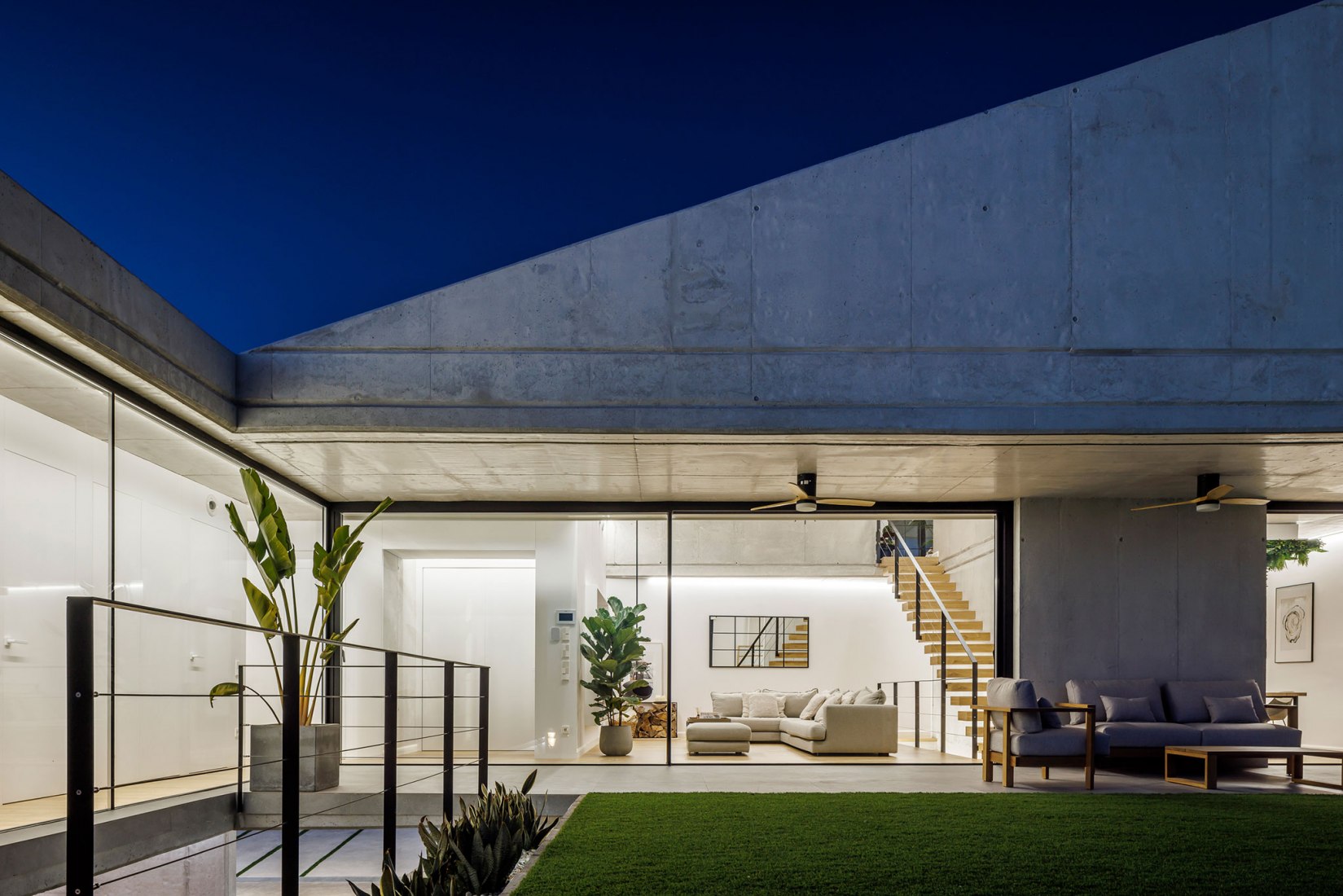 Mayor intimidad y abstracción. «Casa detrás del muro» por La Mirateca | Sobre Arquitectura y más ...