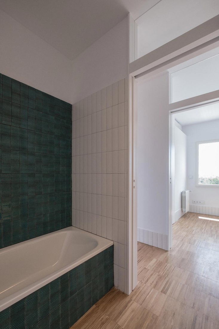 Two red beams to renovate an apartment by La Troupe | The Strength of ...