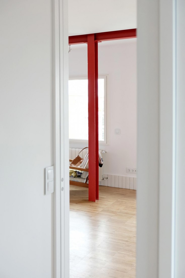Two red beams to renovate an apartment by La Troupe | The Strength of ...
