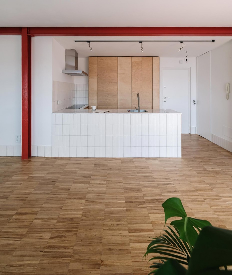 Two red beams to renovate an apartment by La Troupe | The Strength of ...