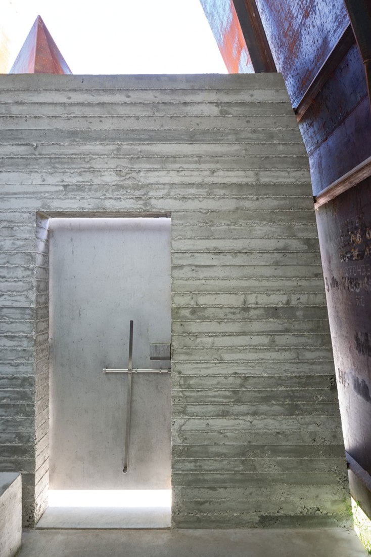 Part sculpture, Landscape and restroom. Lady Bird Loo, by Mell Lawrence ...