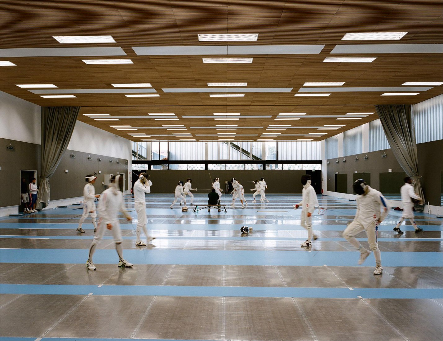 Espacio recuperado para el arte abstracto. Sport Center Paris por ...