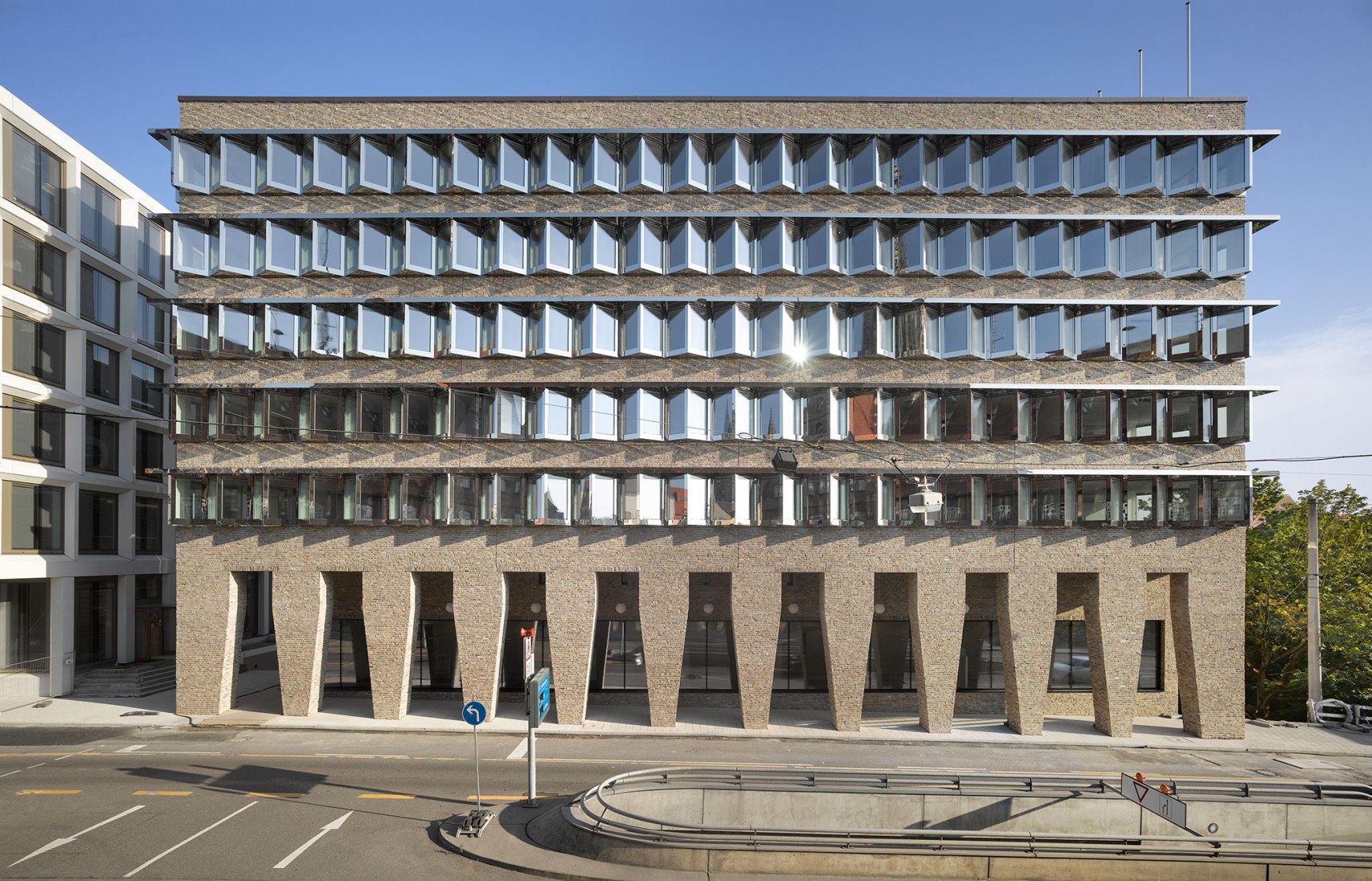 Contemporaneity in a historical setting. Sparkasse Ulm by Lederer ...