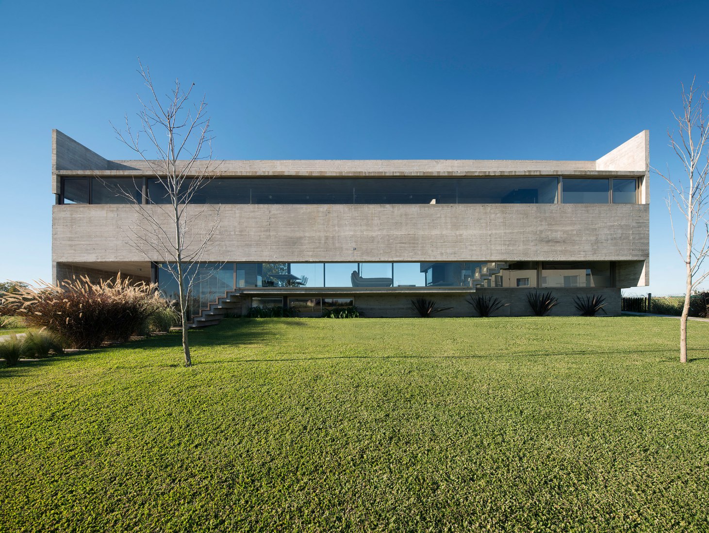 Una casa abierta al verde. Casa Escobar por Luciano Kruk | Sobre ...