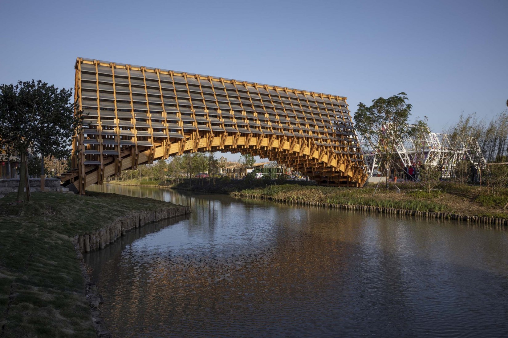 Reinterpreting the Chinese tradition in wood. Timber Bridge by LUO ...