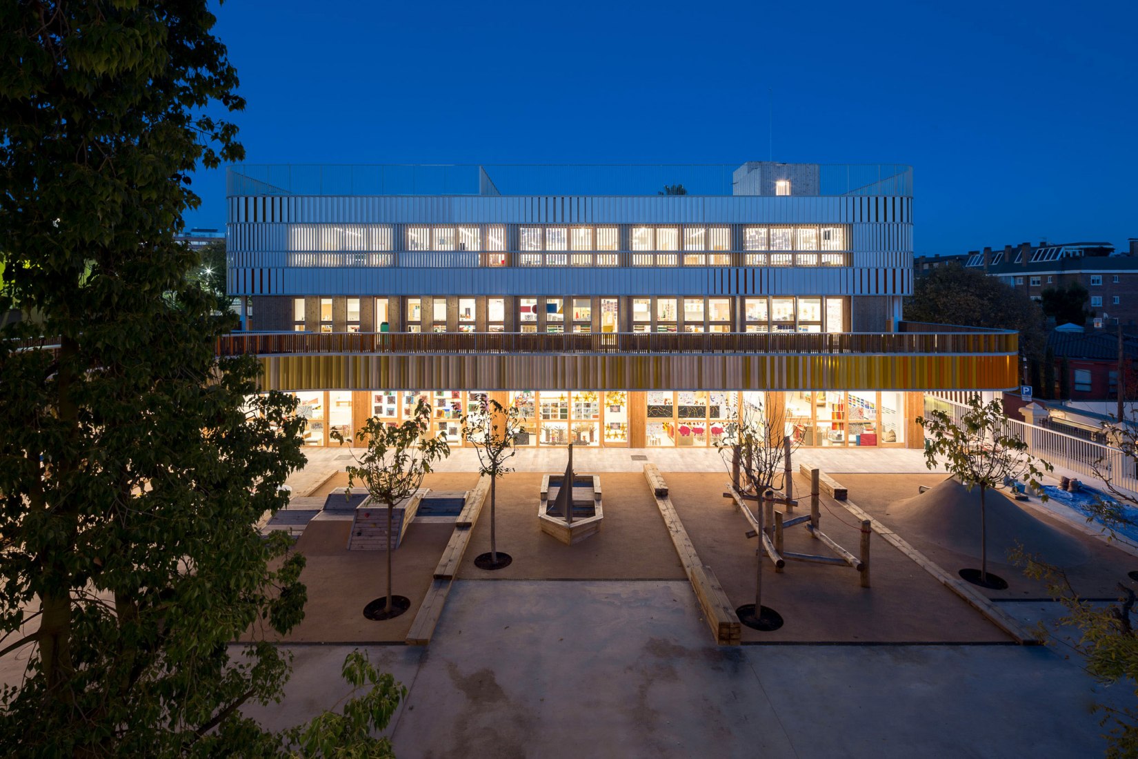Lycée Français de Barcelona por b720 Fermín Vázquez Arquitectos | Sobre ...