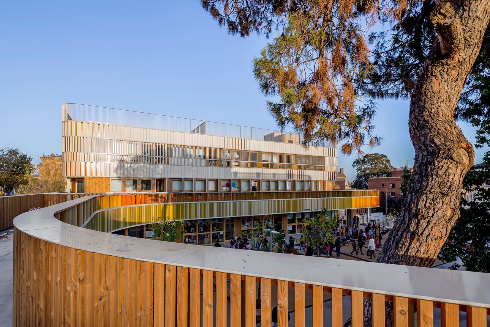 Lycée Français de Barcelona por b720 Fermín Vázquez Arquitectos | Sobre ...