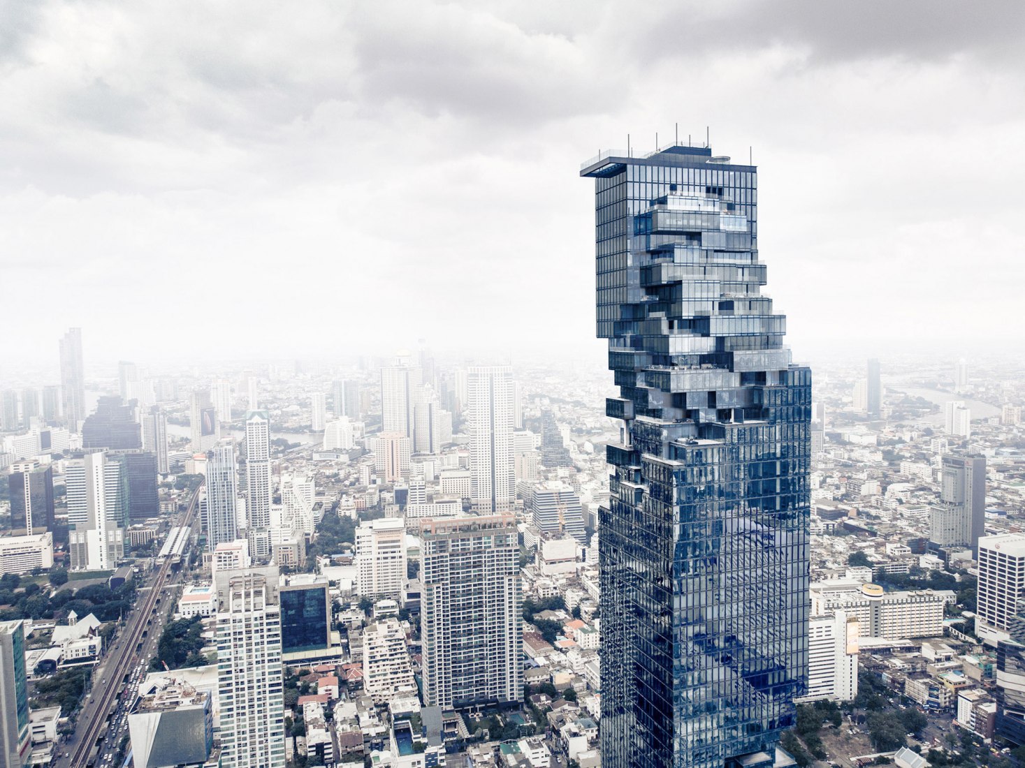 Ole Scheeren termina la MahaNakhon, una torre pixelada en Bangkok ...