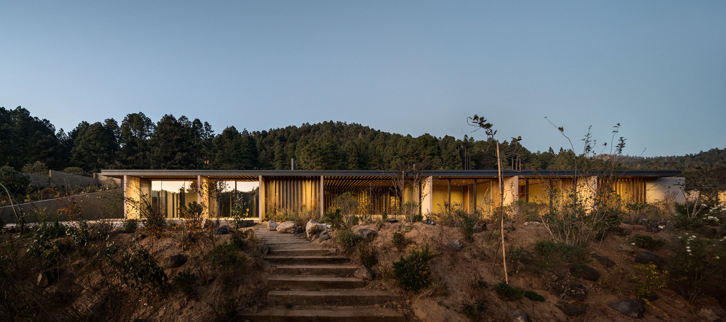 Plataforma semienterrada con vistas al paisaje mexicano. Casa de la ...