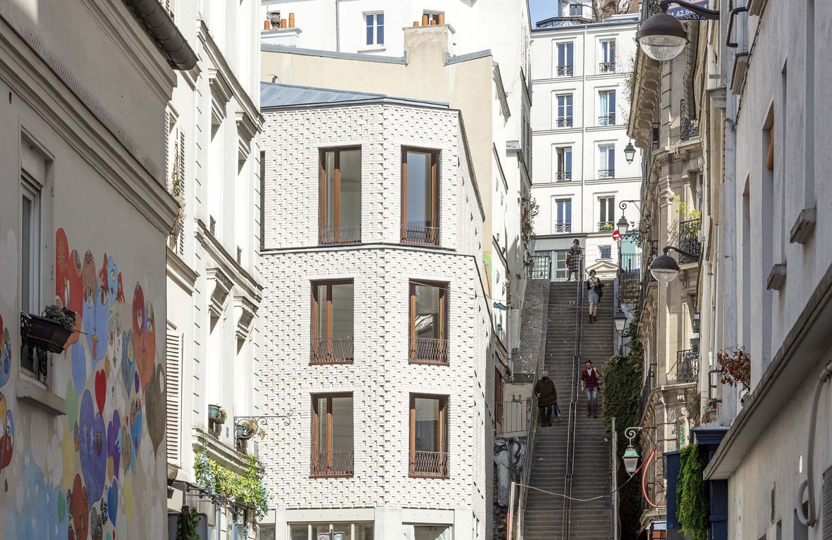 Reinvented Faubourg. 14 social housing units and 2 commercial premises ...